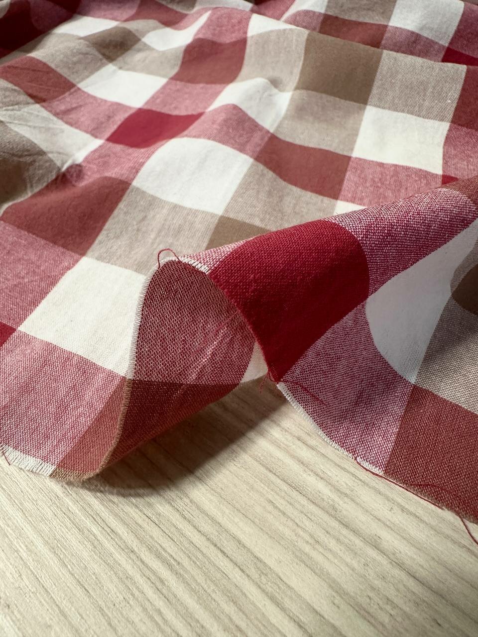 1,5м. Ткань вареный хлопок, хб для шитья. Клетчатая ткань красно-бежевая. Ширина 250 см. Плотность 110.