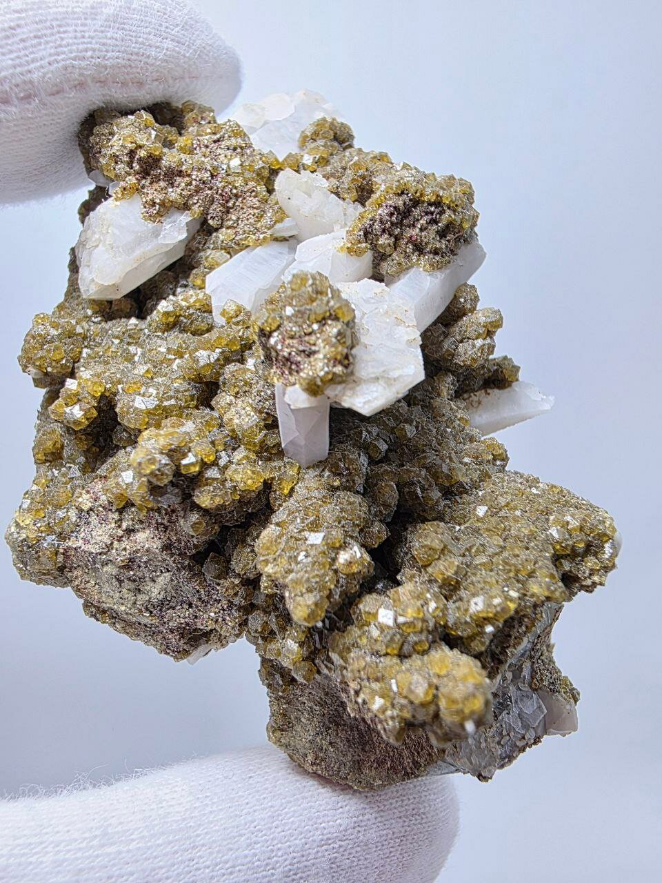 Гранат андрадит с кальцитом 73 мм, 110 г.