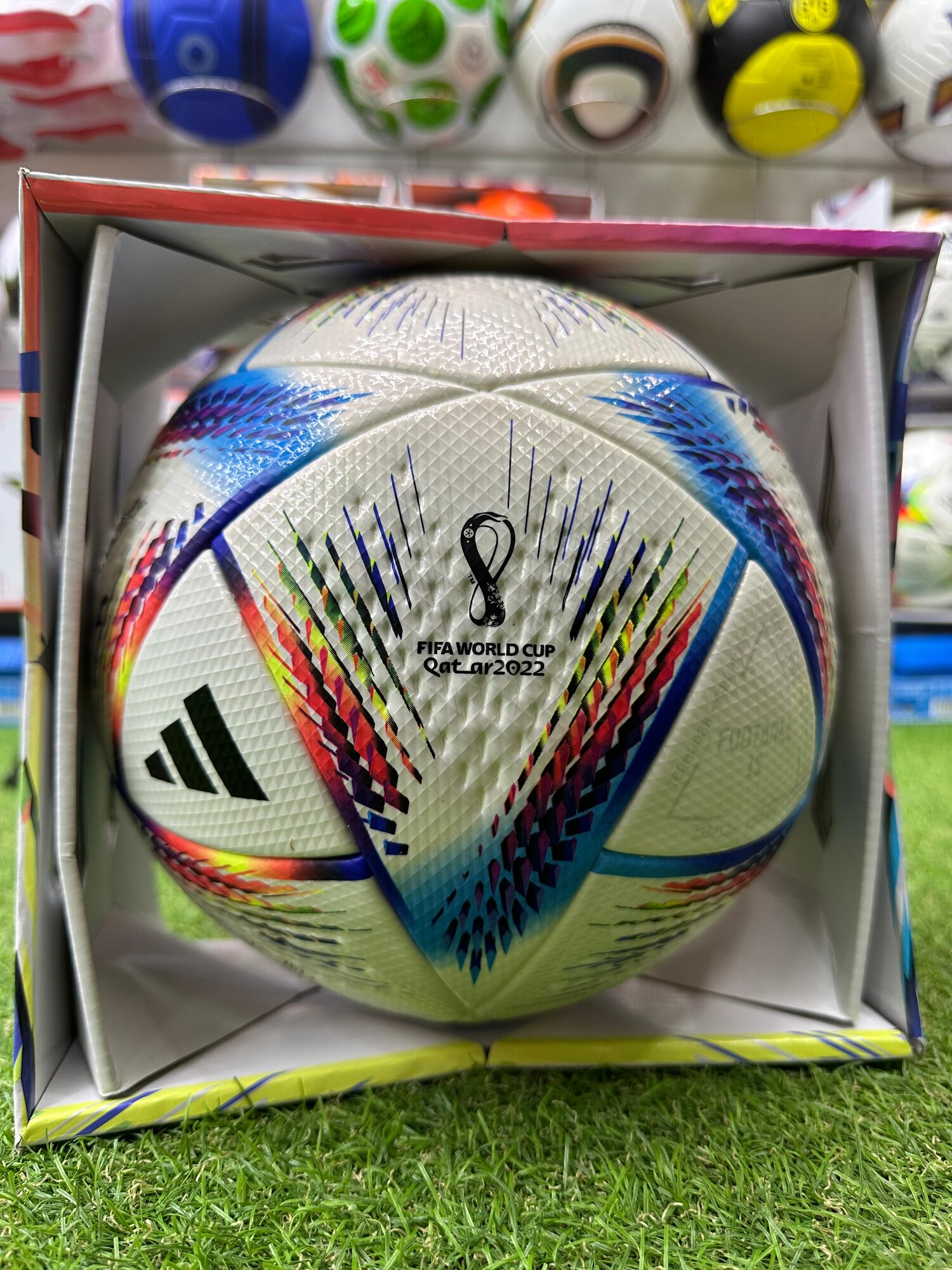 Профессиональный футбольный мяч Кубка Мира adidas Al Rihla Pro Qatar 2022