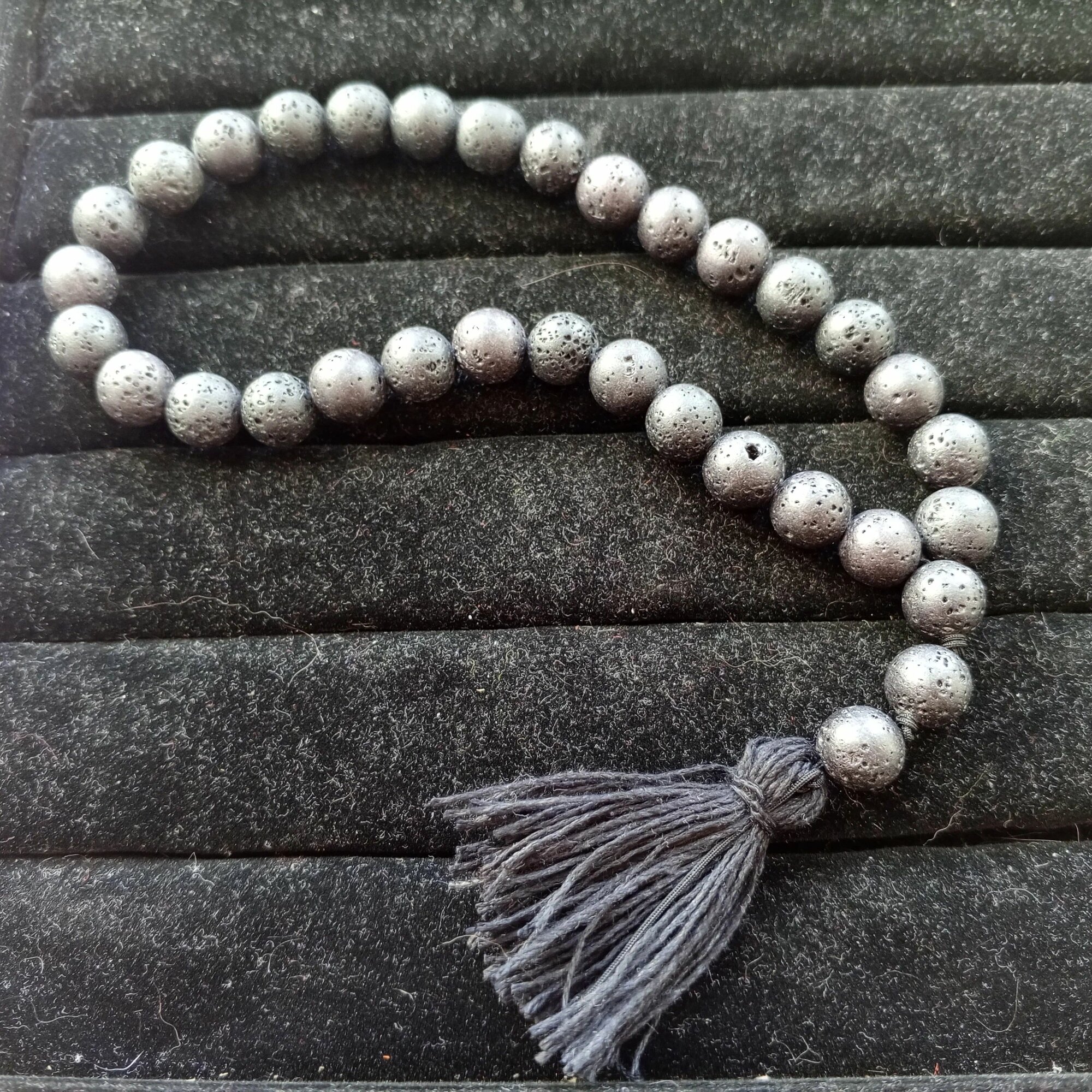 Чётки, вулканическая лава