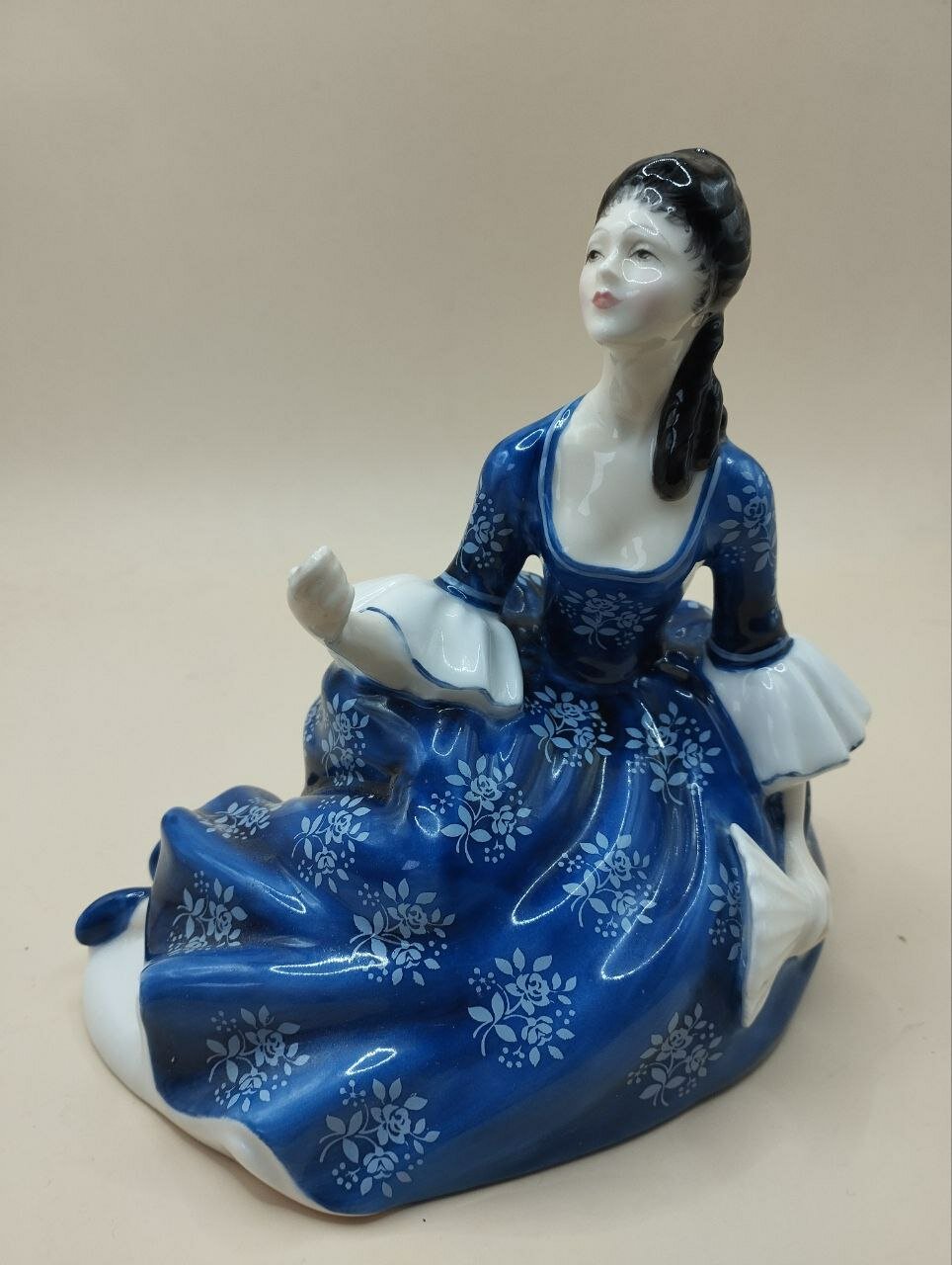 Статуэтка винтажная дамы с розой Royal Doulton