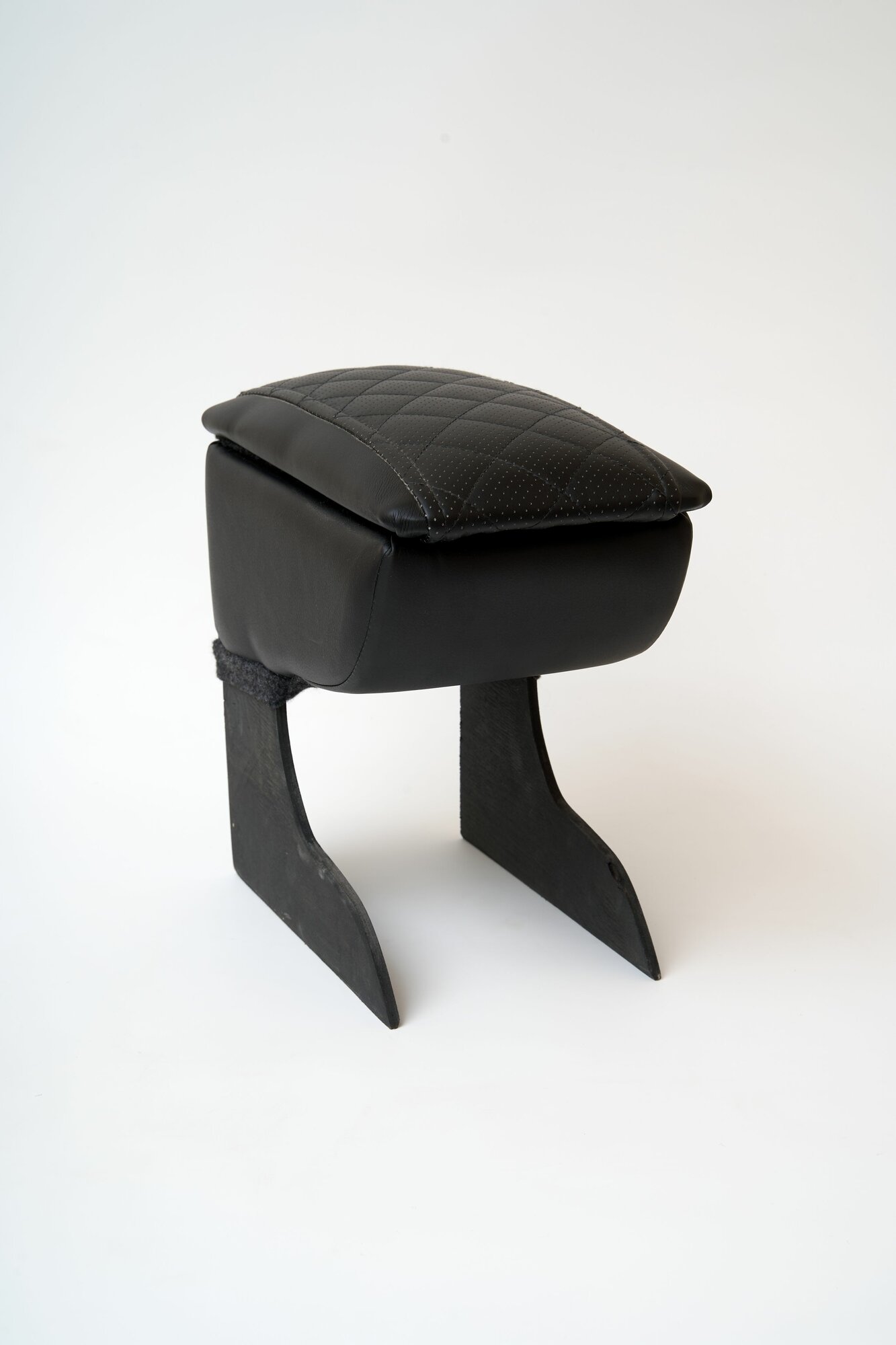 Подлокотник на Ford Focus I Sd/Hb/Wag с 98-05г. Черный ромб