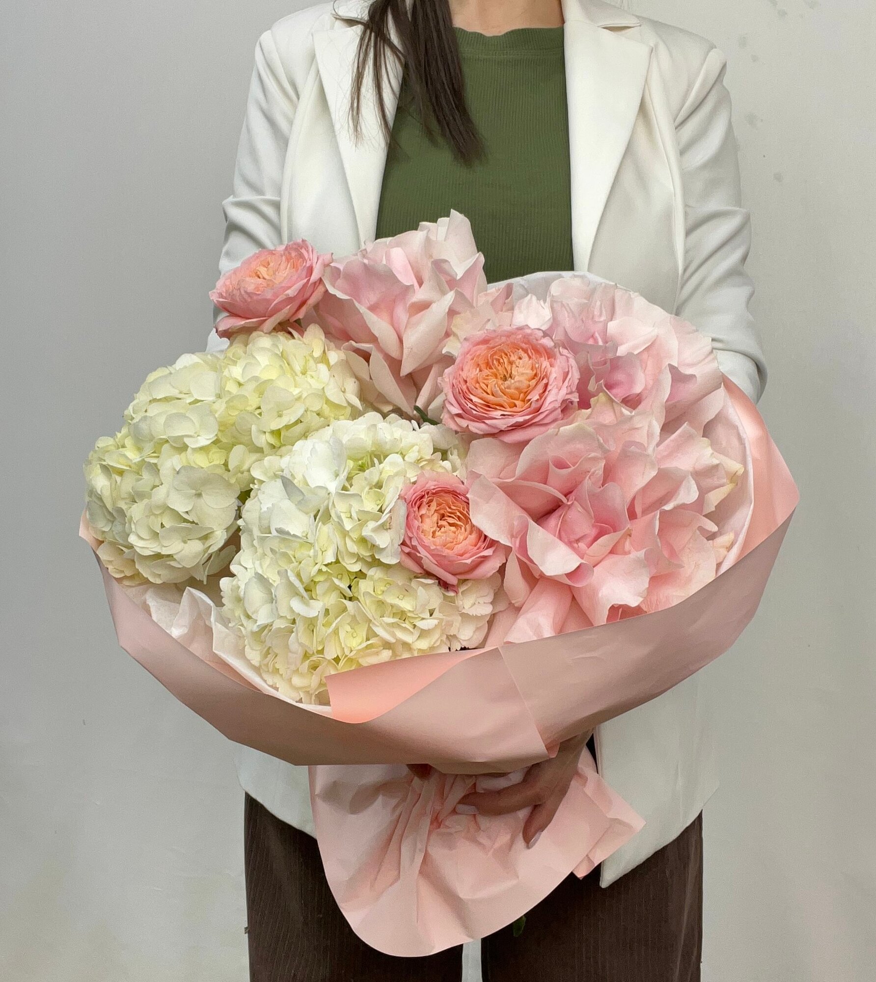 Нежный букет из французской розы Пинк Мондиал, гортензий и кустовой розы Джульетта, цвет - персиковый, 7 шт