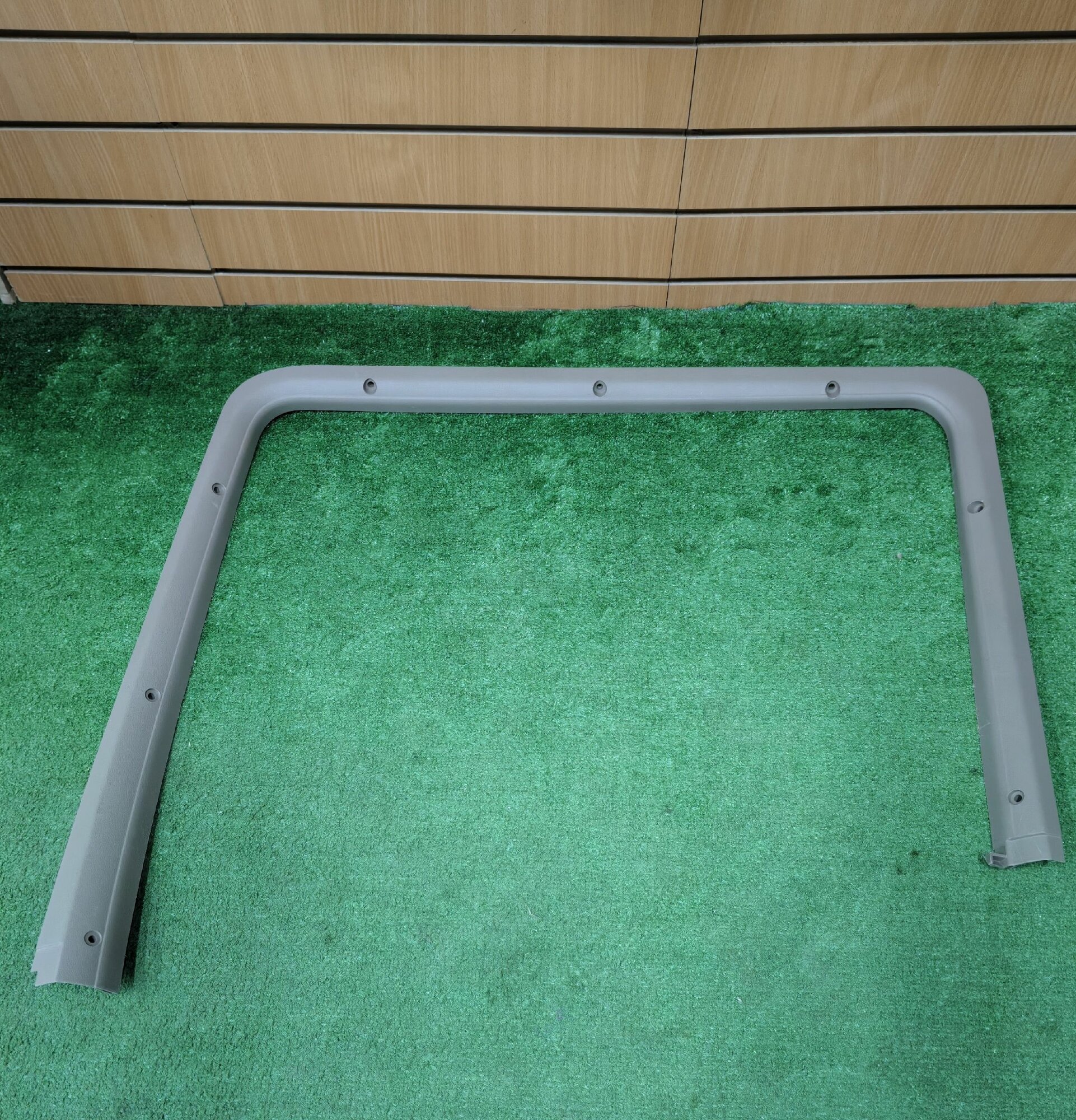 Обшивка накладка оконной рамки правая , Пластик SITRAK, T5G