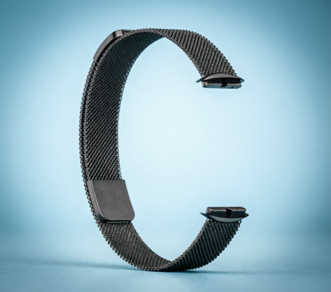 Ремешок-браслет для смарт-часов MyPads Milanese Fitbit Luxe, нержавеющая сталь, магнитный замок, черный