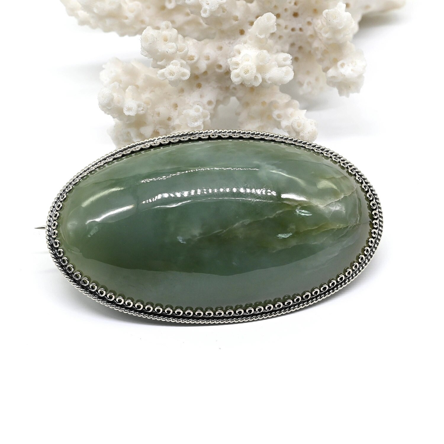 Брошь, нефрит