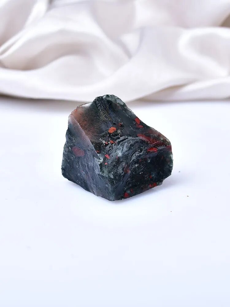 Натуральный необработанный камень "Африканский кровавик не подвергался обработке (3-5 см 1 шт)