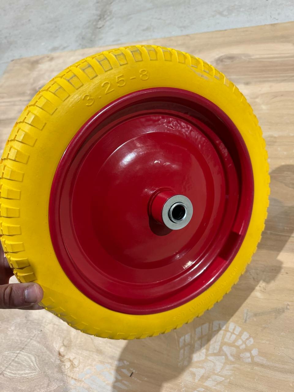 Колесо для тачки садовой строительной PU1301, 13*3,25-8 16/95мм диск сварной красный, полиуретановое