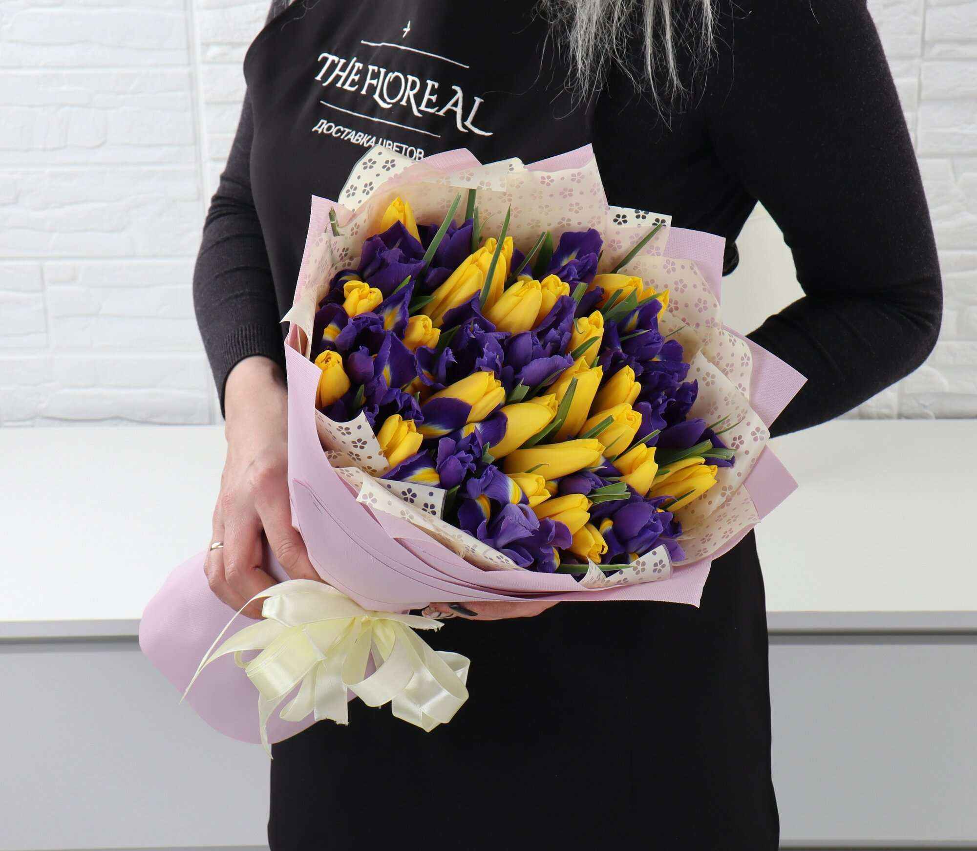 Букет 35 тюльпанов жёлтых с ирисом, THE FLOREAL, высота 40 см, в упаковке с бантом