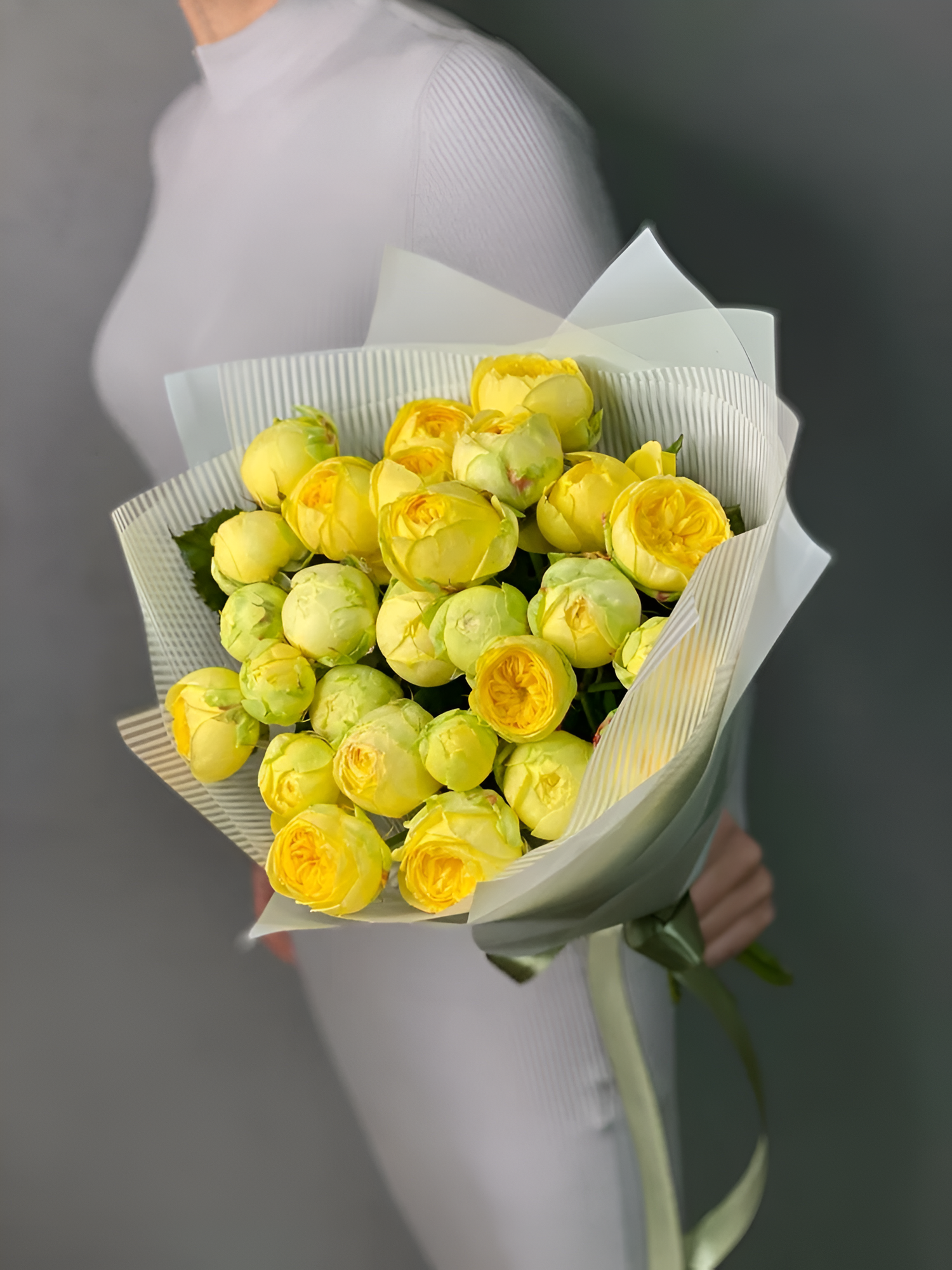 Букет свежесрезанных цветов из пионовидных кустовых роз «Пиони Баблс»003г