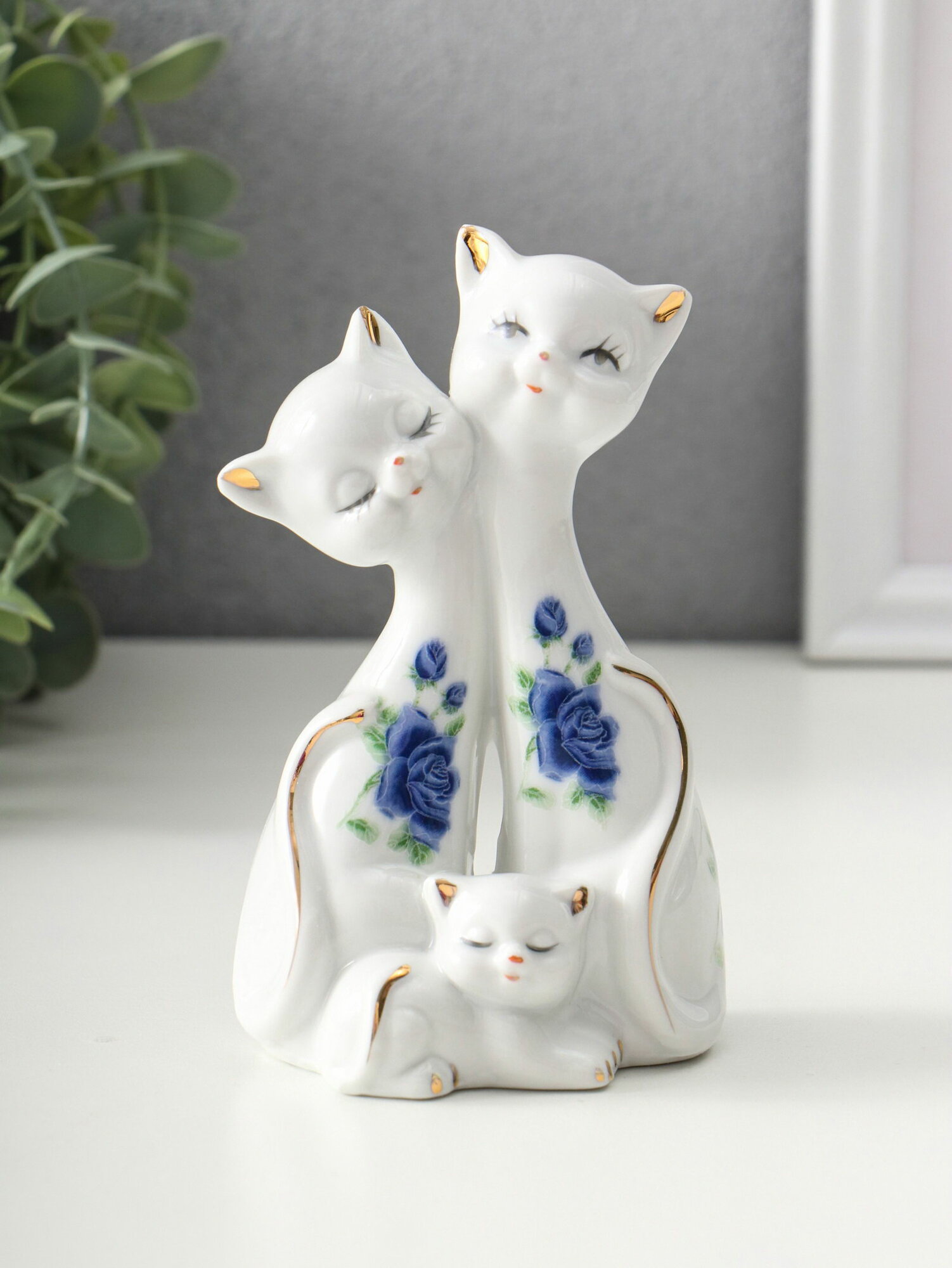 Фигурка керамика "Две кошки с котёнком", 13x8 см, цвет: белый