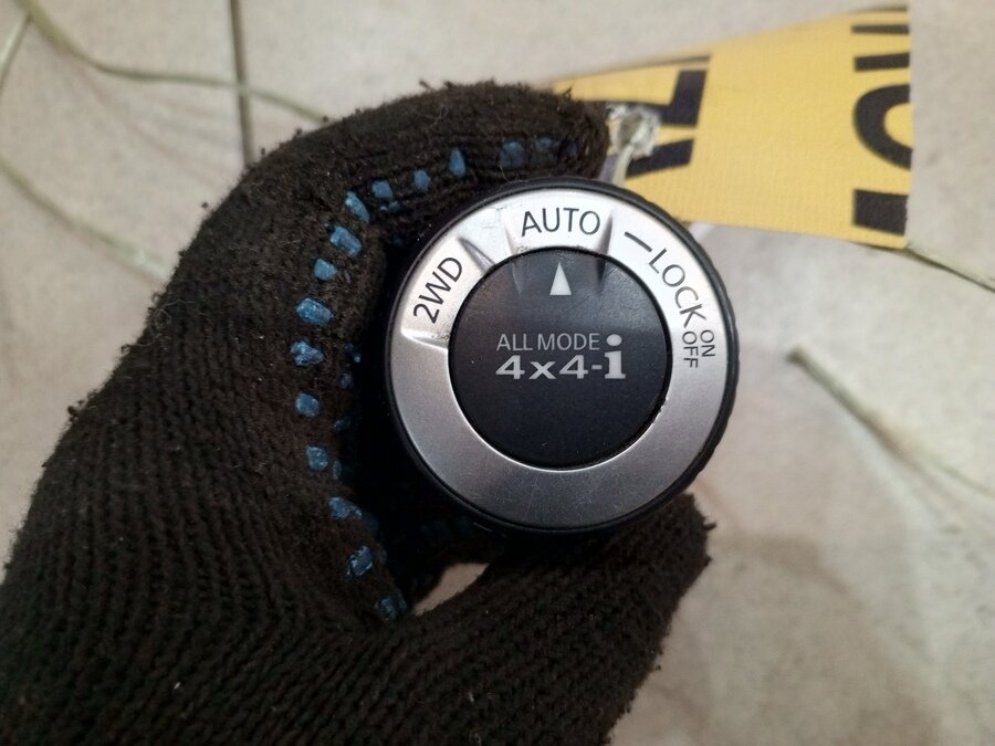 Кнопка блокировки дифференциала от Nissan X-trail T31 2007-2015