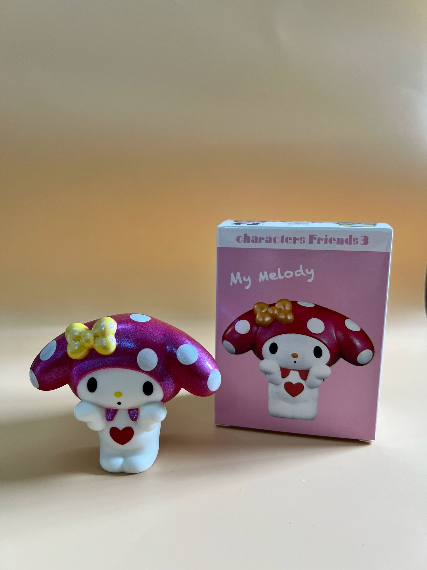В наличии: мини-фигурки из серии Sanrio Friends 3 (Pompompurin, Hello Kitty, Cinnamoroll) в слепых коробках. Мелодия