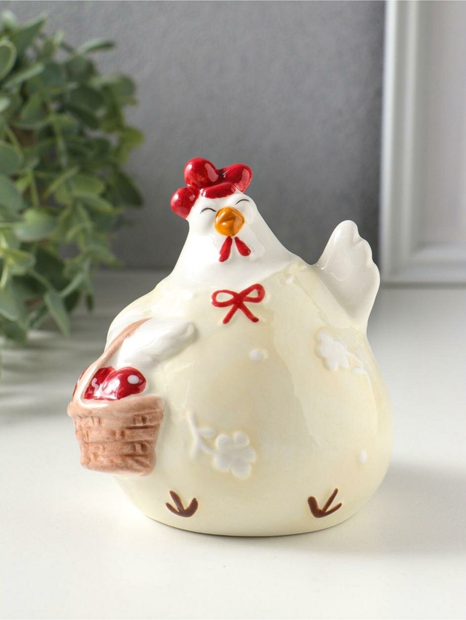 Фигурка керамика «Курочка-наседка в сливочном, с корзинкой цветов», 10.1×9.4×10.7 см