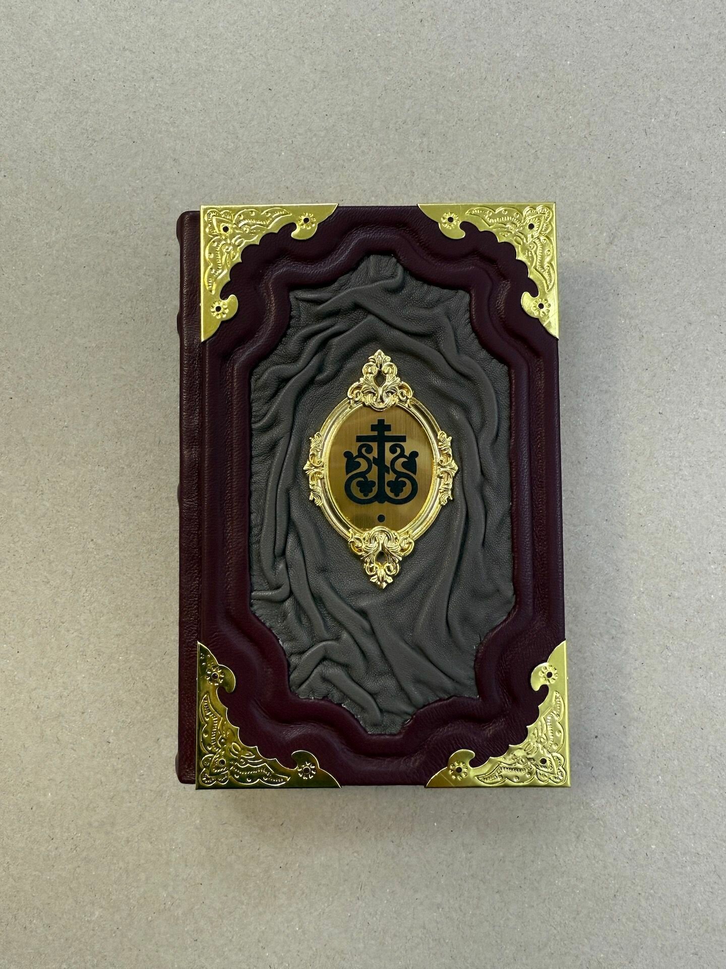 Молитвослов на церковнославянском языке (подарочная кожаная книга)