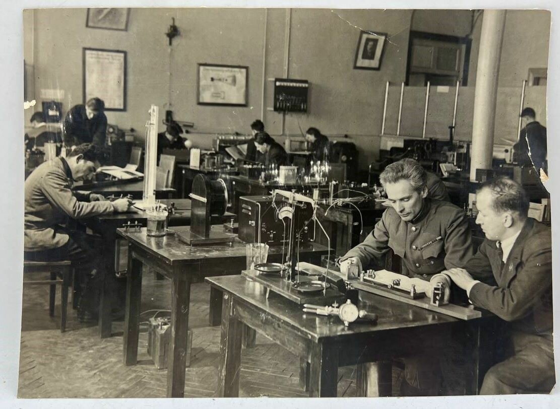 Фотография неустановленой лаборатории 1940е годы. Дефекты на фото. Была наклеена.25,5х18,5 см