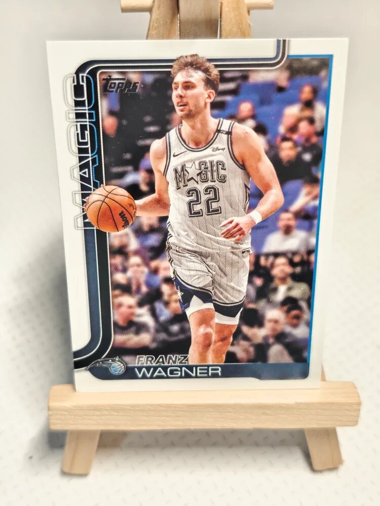 Коллекционные стандартные баскетбольные карточки Topps NBA 2025 года