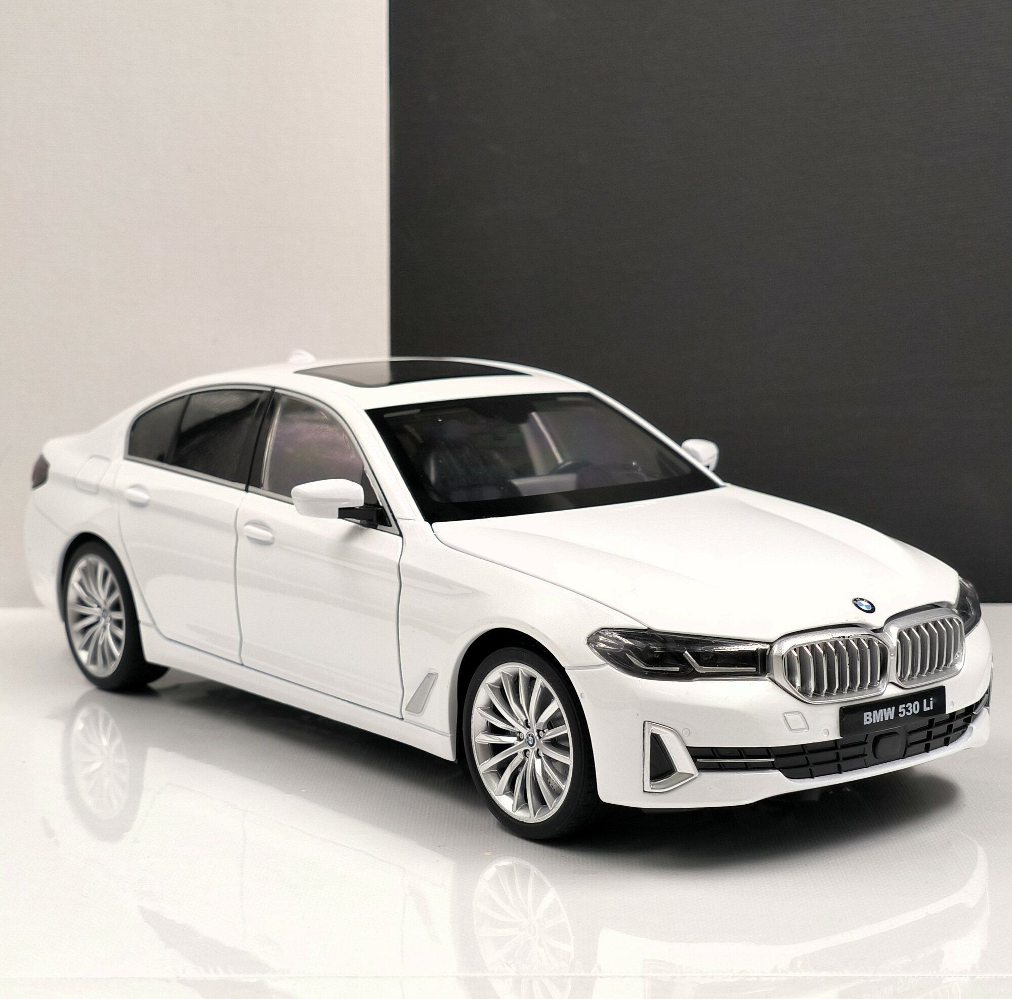 Машина металлическая BMW5-Series 530Li Масштаб модели 1:18 (27см)