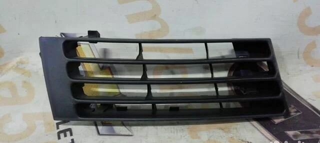 Решетка бампера ( накладка. заглушка) новая правая черная Audi A4 B6 c2000