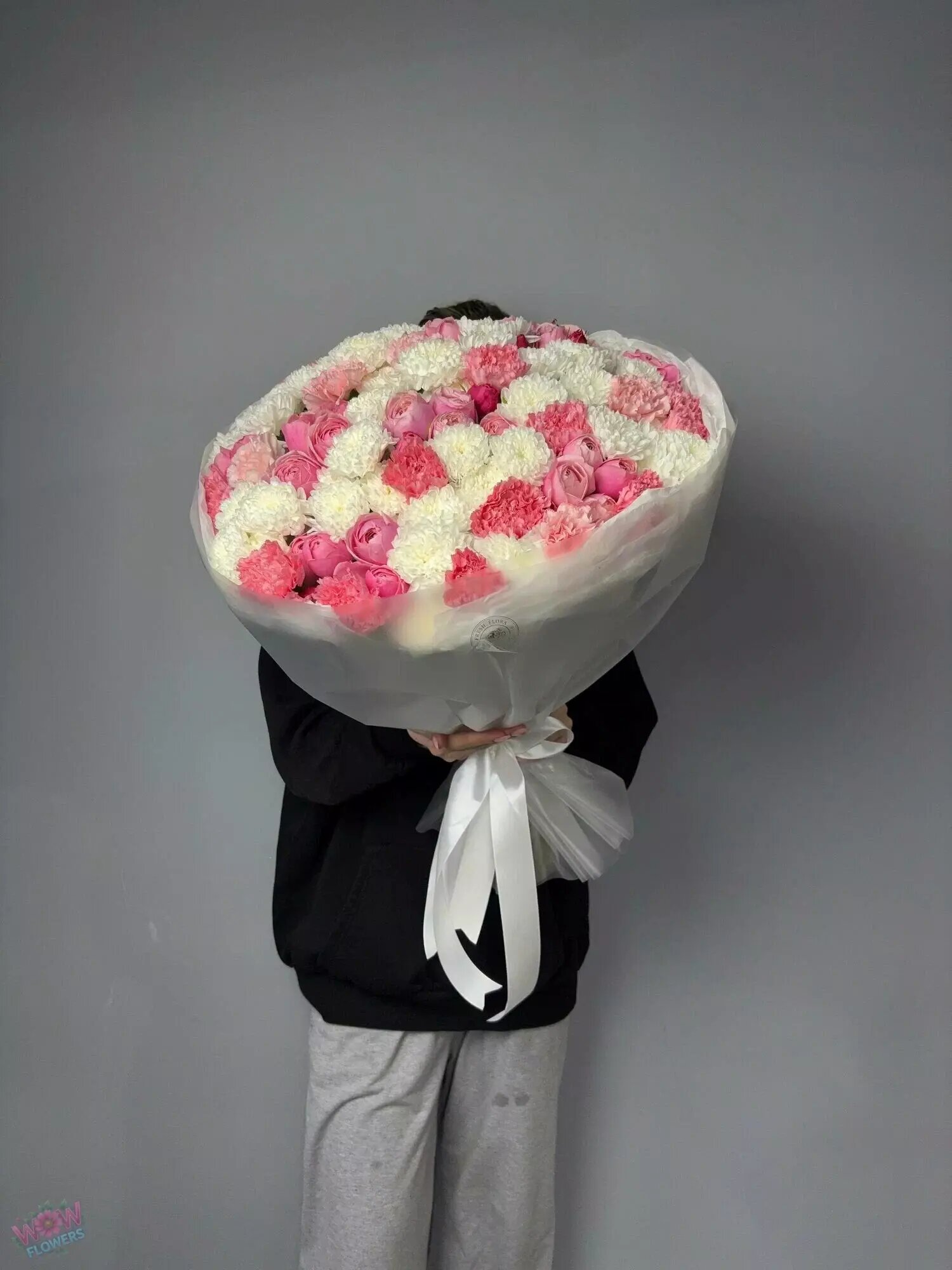 Шёлковое Облако: пышный смешанный букет из роз, хризантем и гвоздик – купить с доставкой