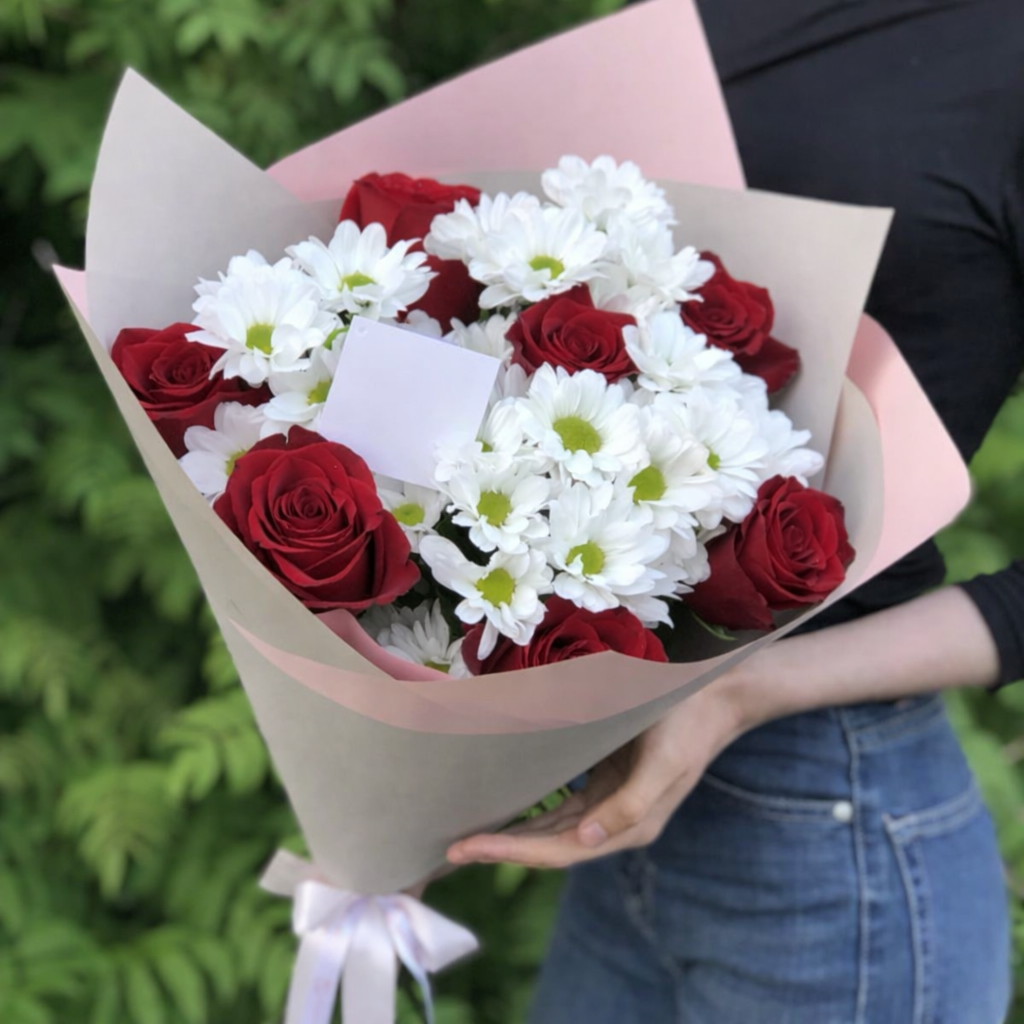 Букет из 7 красных роз и 4 белых кустовых хризантем, идеальный подарок для любимых