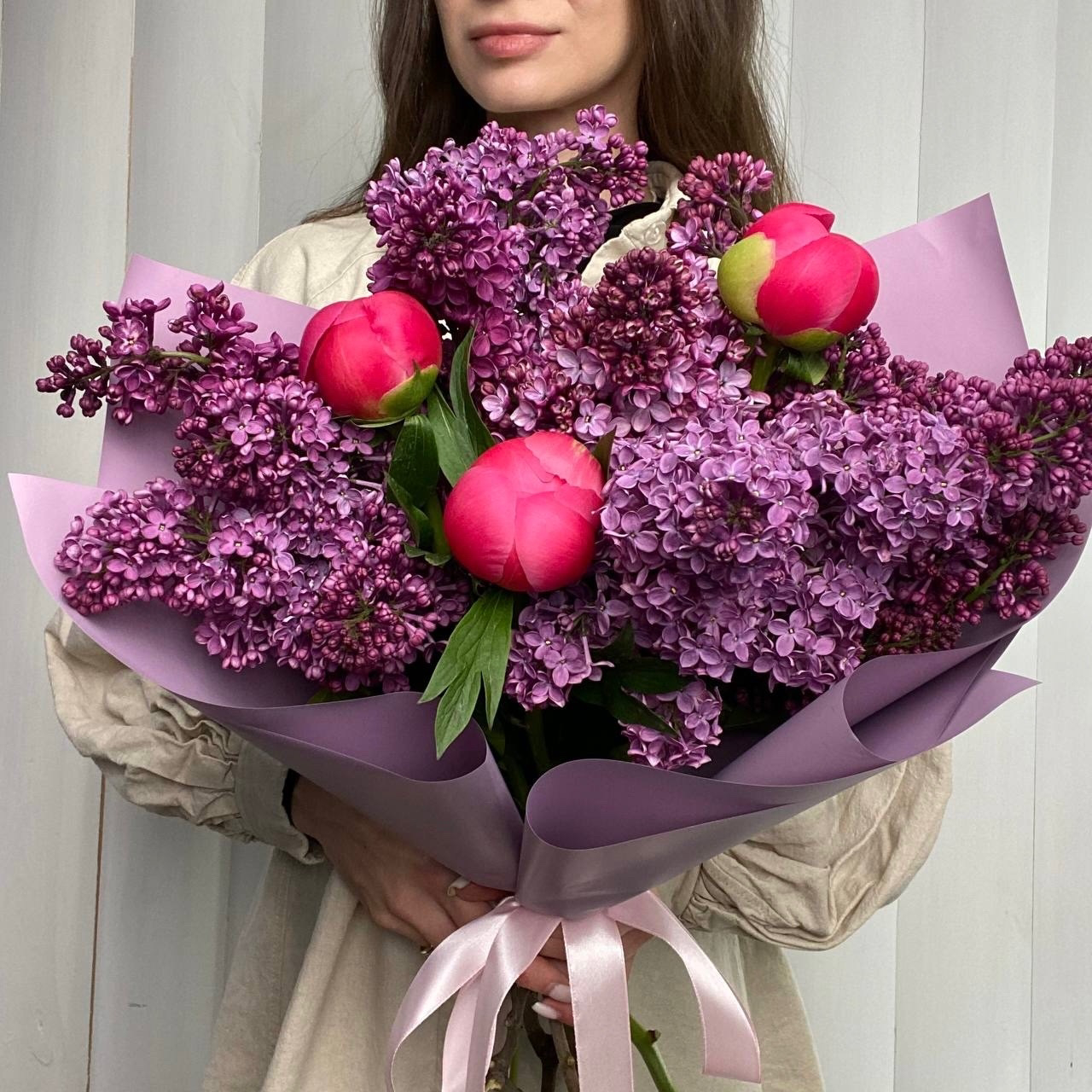 Букет ароматной сирени с пионами коралл шарм в упаковке ver flowers