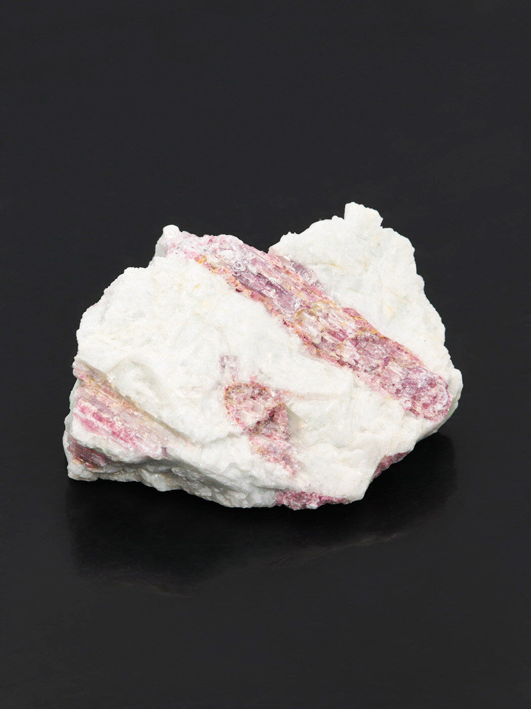Розовый Турмалин в альбите необработанный, натуральный камень/минерал (50-60 г, 3,8-4,8 см)