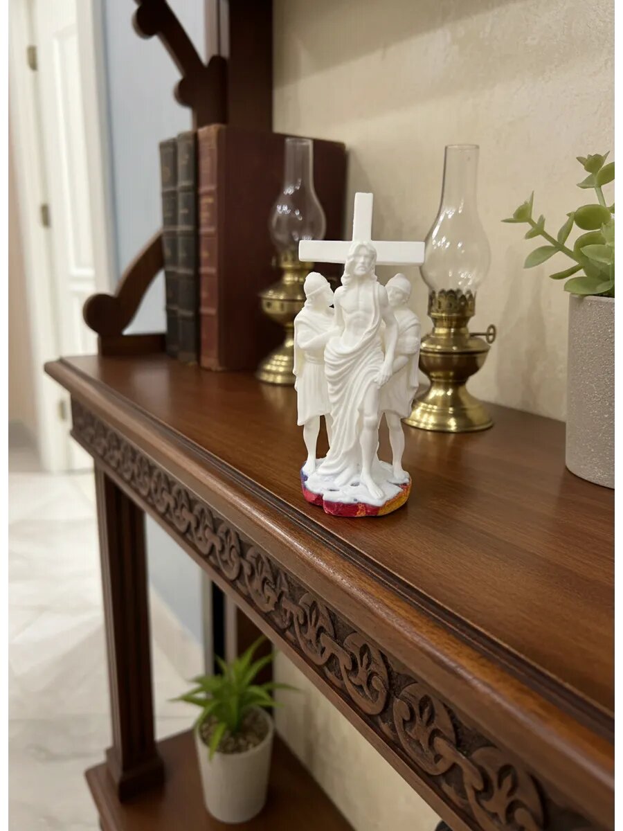 Статуэтка Иисуса Христа с крестом