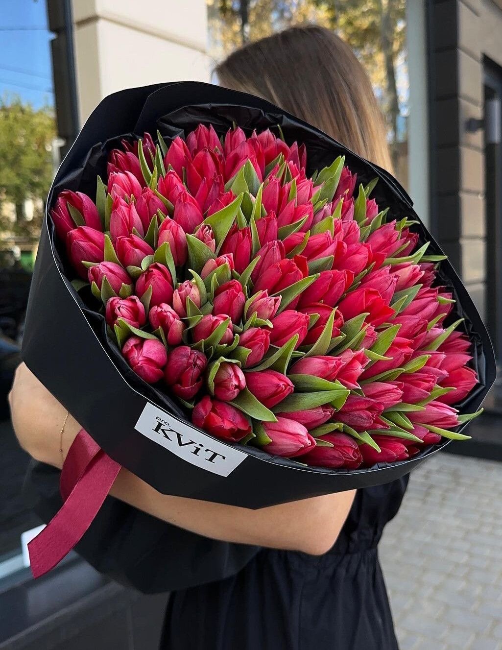 Монобукет из красных тюльпан 101 шт в чёрной стильной упаковке на любой повод