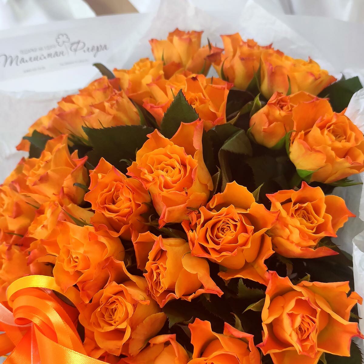 Монобукет "Рыжее солнце", 31 Роза, высота 40см, бумага тишью