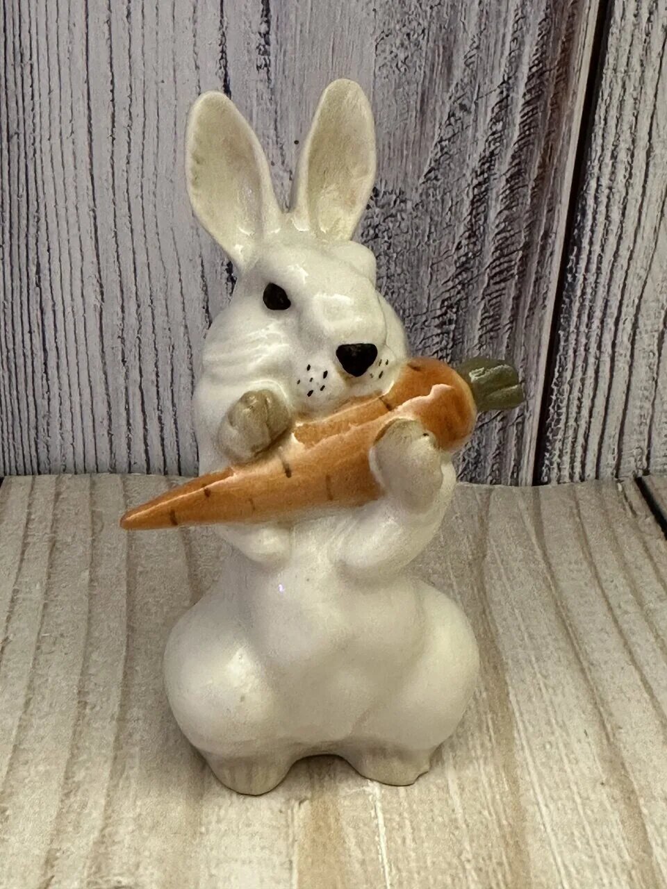 Статуэтка Заяц с морковкой Фарфор Лфз 1970 годы винтажная редкая