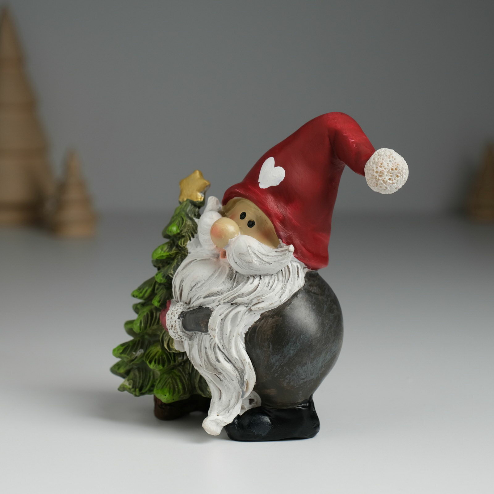 Фигурка полистоун "Дед Мороз в красном колпаке с сердцем, с зелёной ёлочкой", 6.5x4x9 см