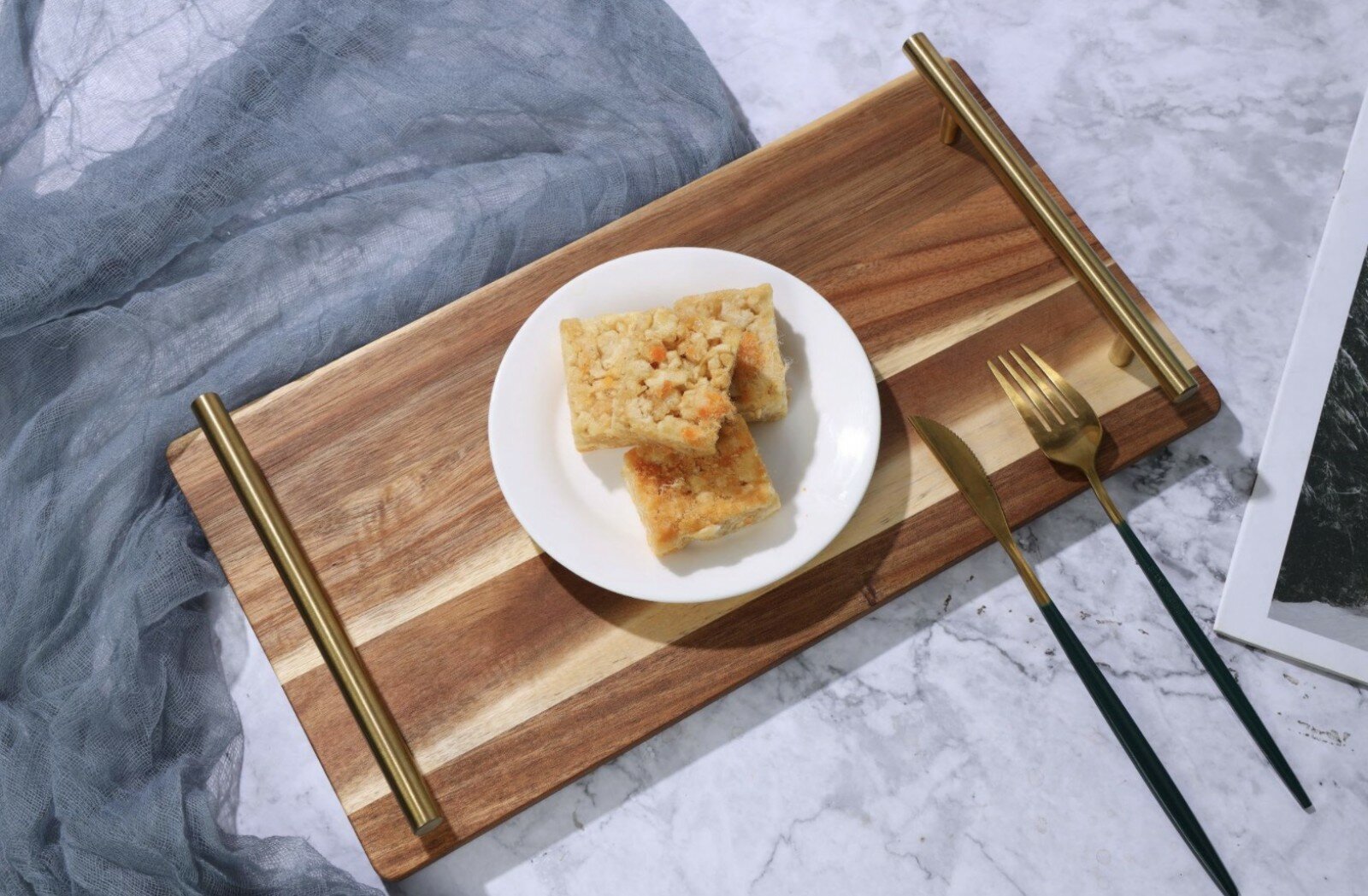 Скандинавский поднос MyPads M-226139 из дерева акации с золотой металлической ручкой