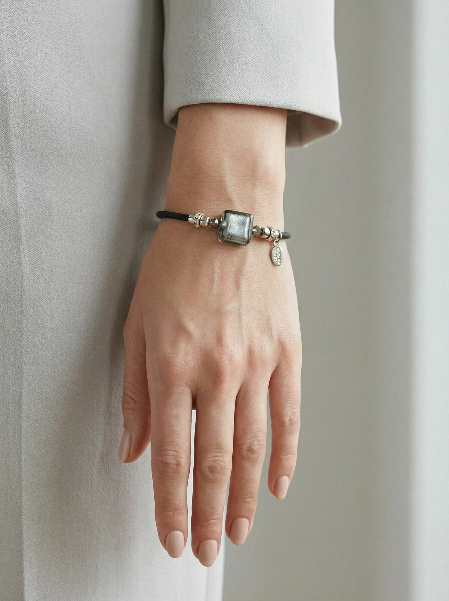 Незамкнутый браслет, муранское стекло, стразы, стекло