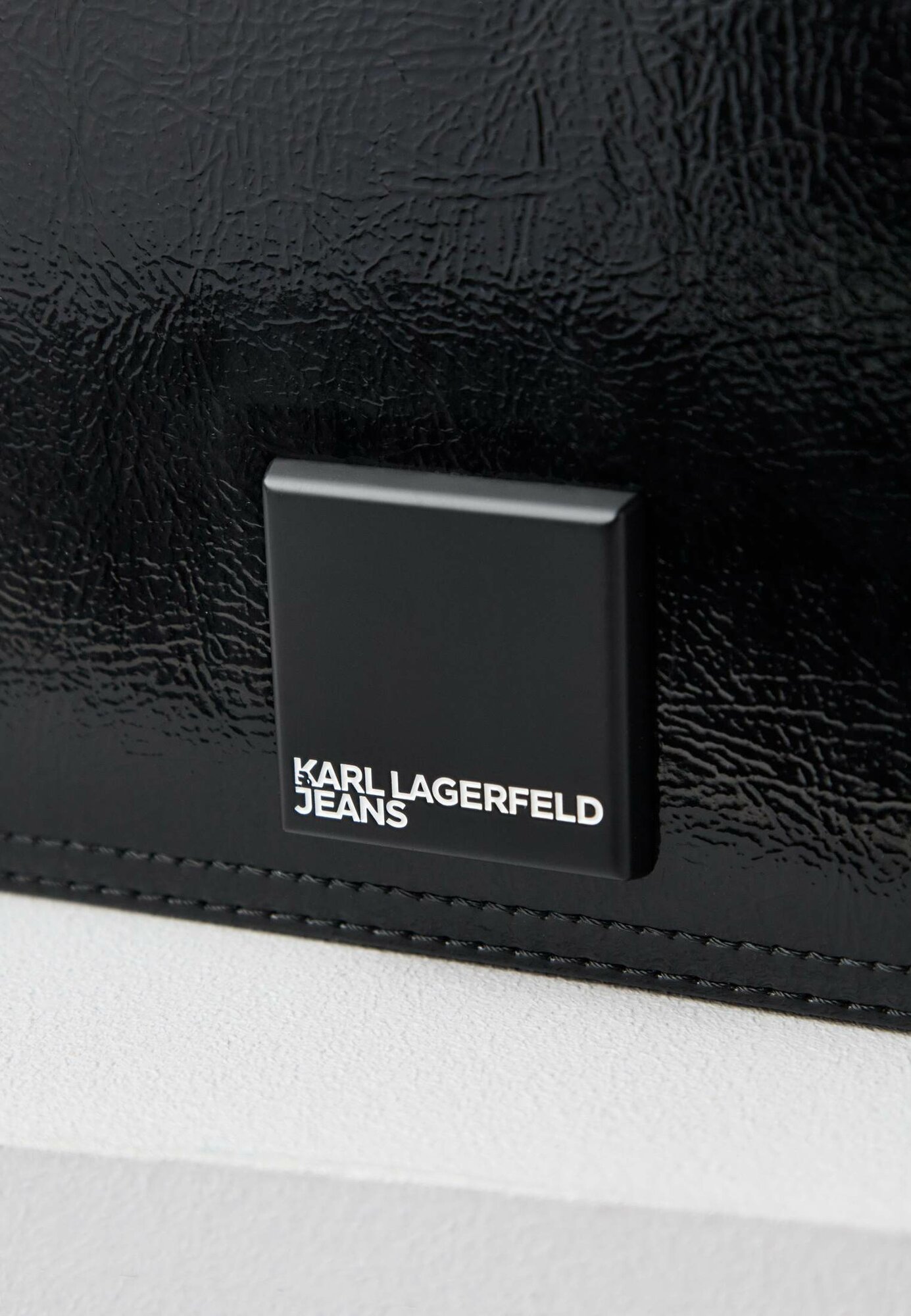 Сумка кросс-боди KARL LAGERFELD JEANS BOX LOGO GLOSSY, фактура лаковая, черный — фото 1