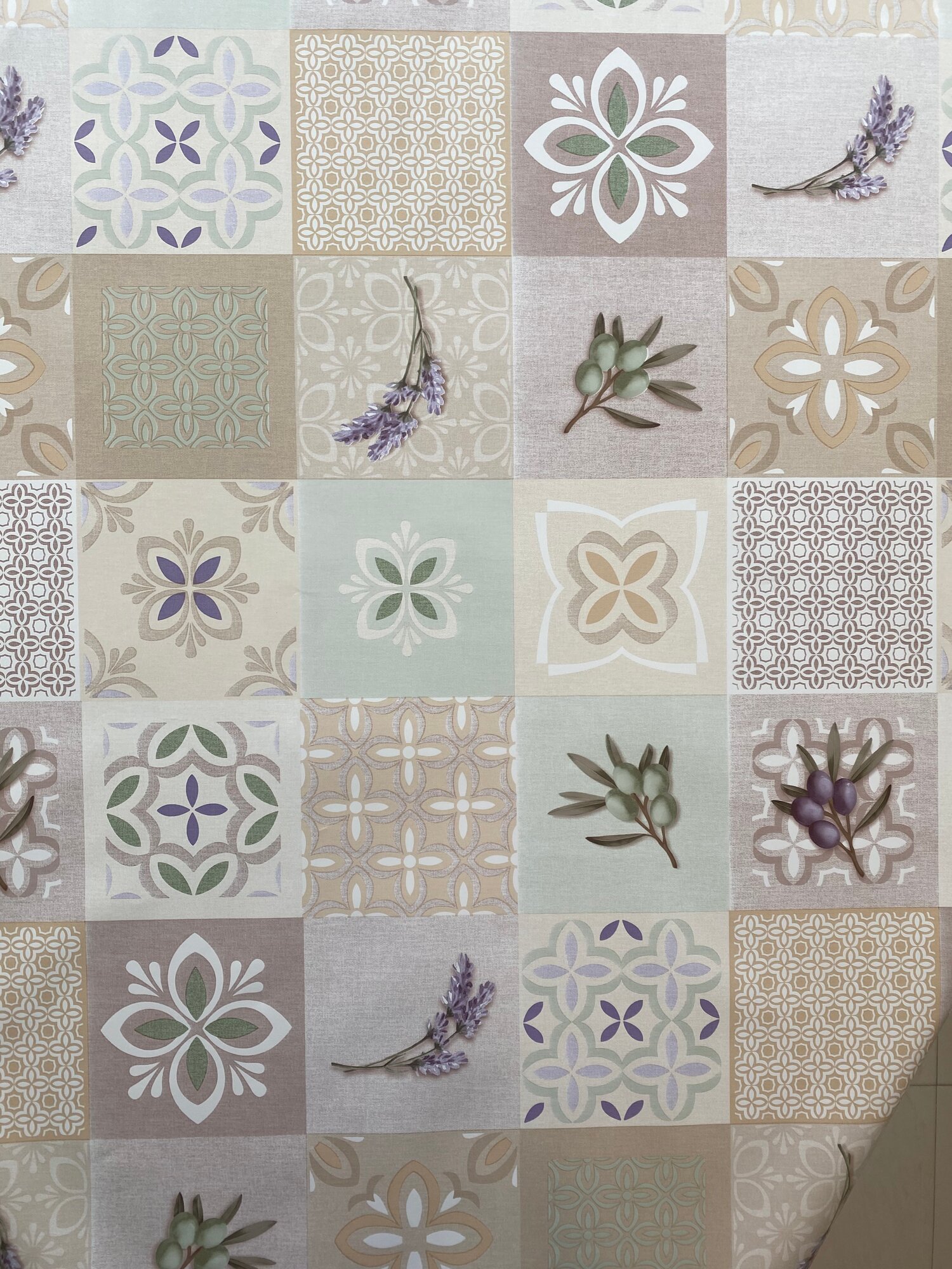 Клеенка на стол Decorama Лавандовая олива, ПВХ на нетканой основе, 140x100 см