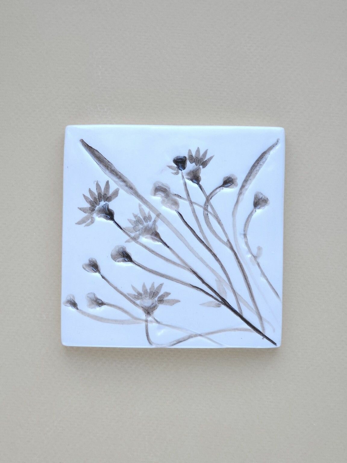 Ромашка (коричневая). Цветы на белом. Панно, изразец, настенный декор, плакетка, украшение настенное интерьерное. Ярославская майолика. Керамика ручной работы. Сделано в России.