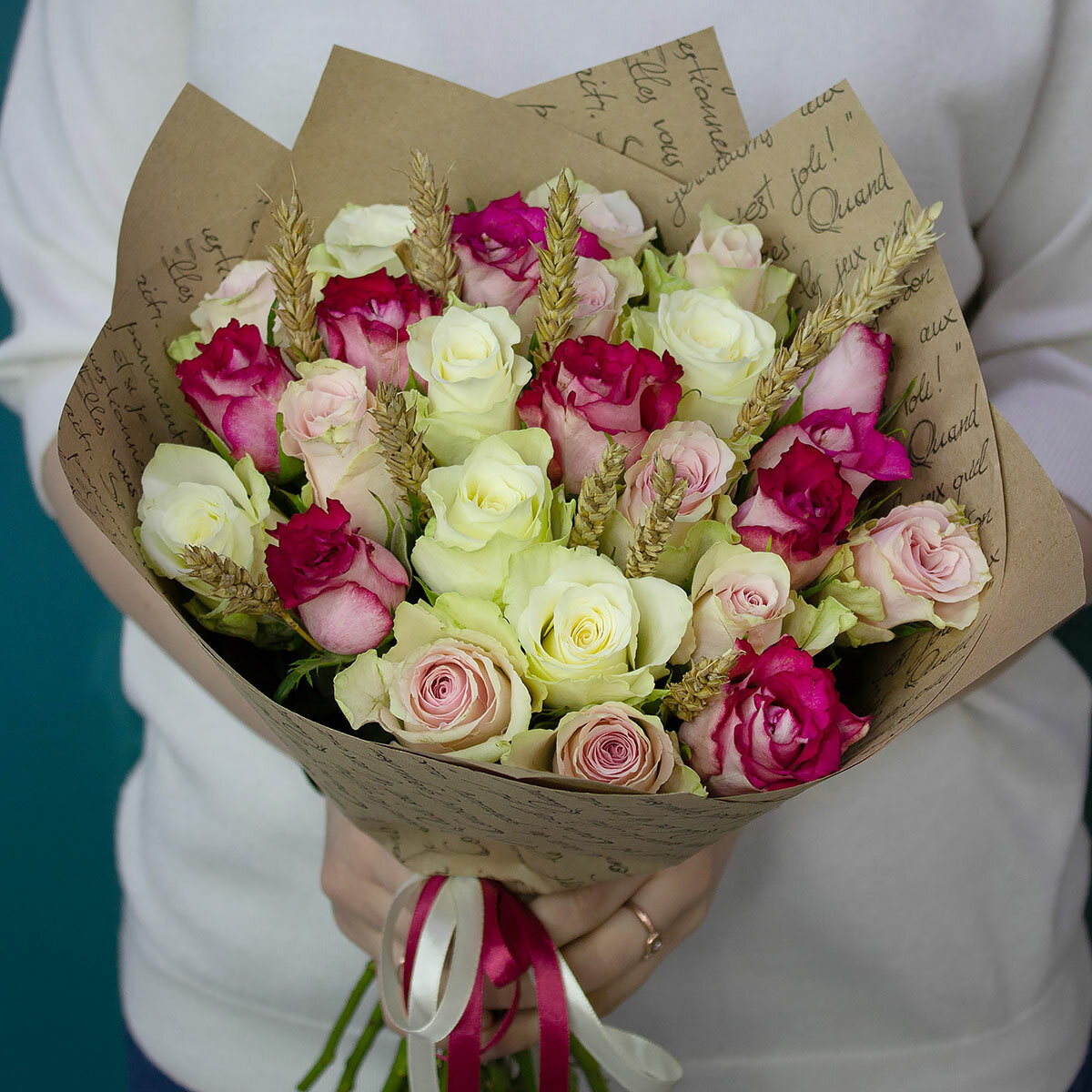 Букет цветов "Водоворот красок", кенийская роза, пшеница, розовые, белые