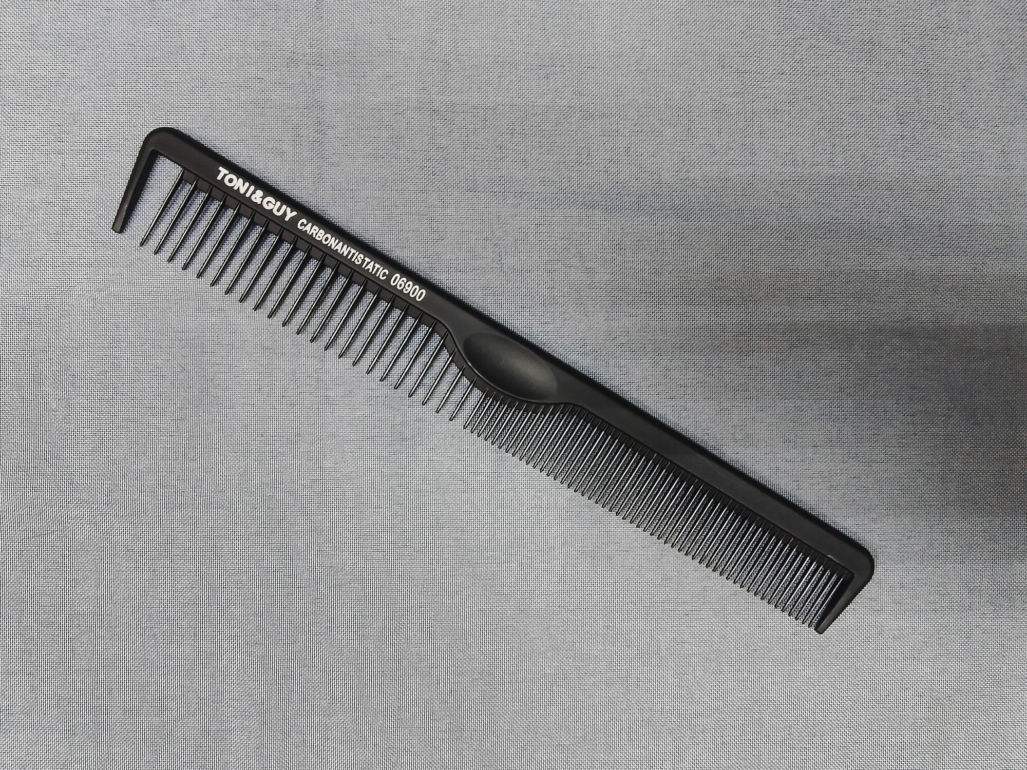 TONI&GUY Расческа карбоновая комбинированная для расчесывания и причесывания 21,0 см