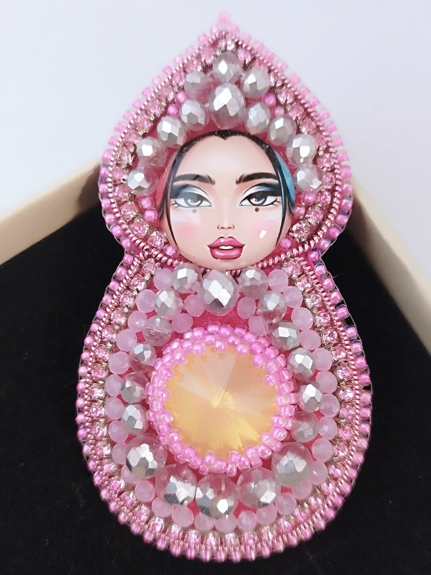 Брошь, стразы