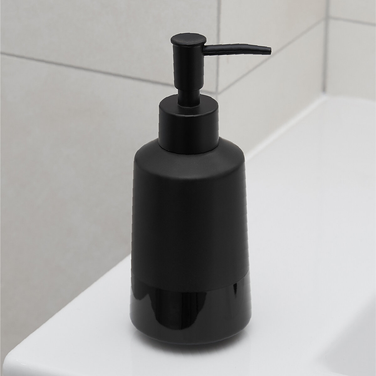 Дозатор для жидкого мыла керамический 260 мл Magma черного цвета