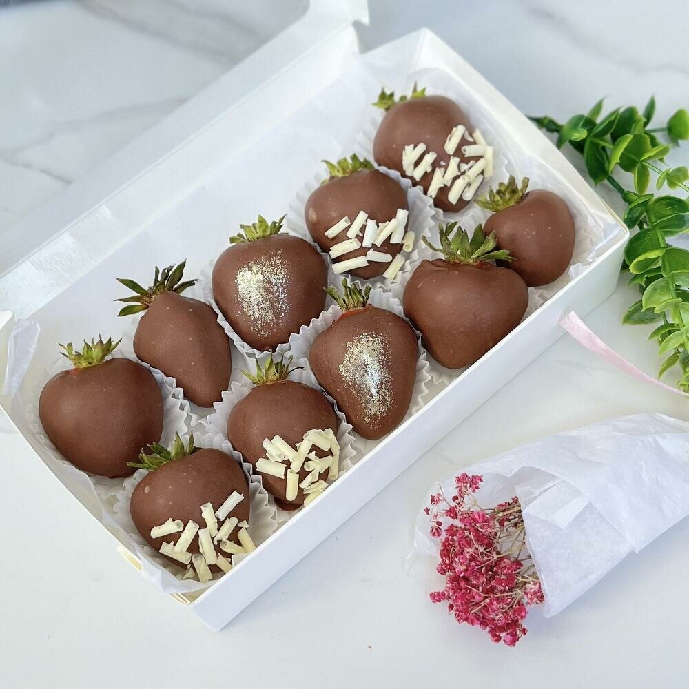 "Шоколадный Бархат" 10 ягод клубники в молочном шоколаде от Мадам Клубника