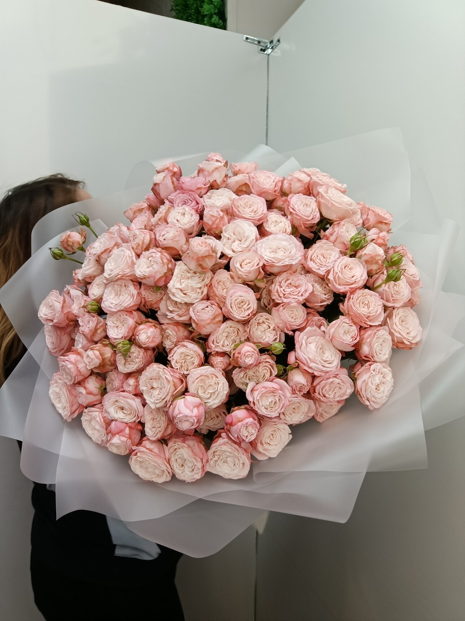 Монобукет "Пионовидные кустовые розы", авторский стиль, 31 ветка, розовый