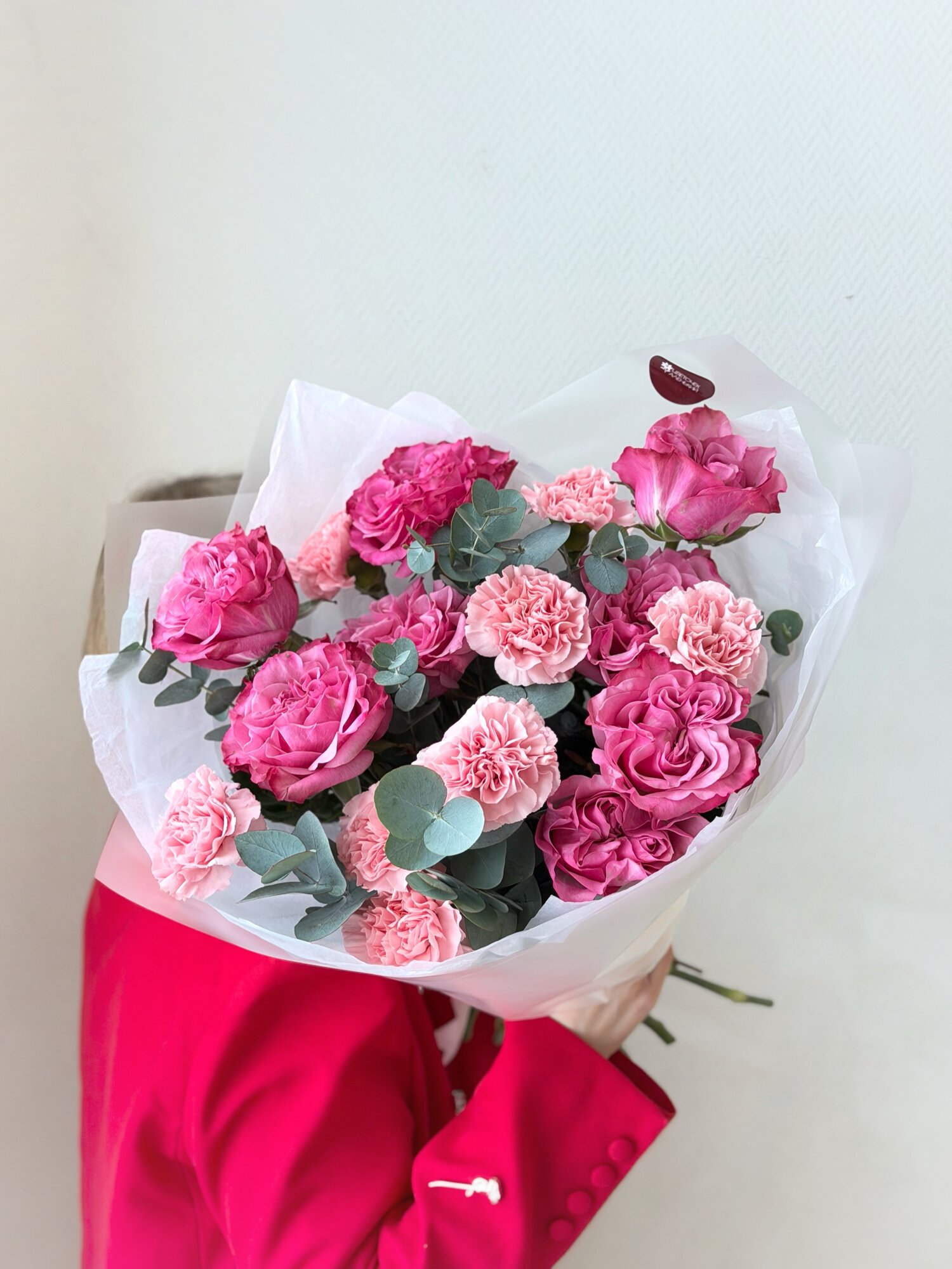 Букет из пионовидных роз с гвоздиками и эвкалиптом в розовой упаковке