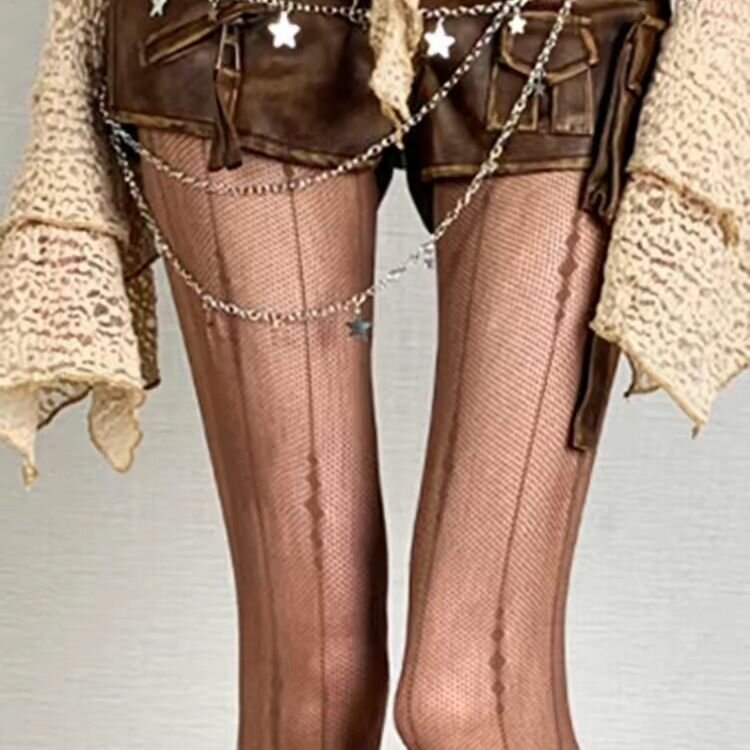 Легкие азиатские девушки, ретро линии пустыни, девушка из Шибуя, сетчатые чулки в стиле панк Y2K, американский стиль, песчаные дюны, земляные сетчатые чулки