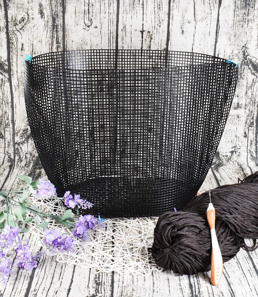 Пластиковая канва. Заготовка для вышивки-вязания сумки колокол Макси 29 х 48 см, цв. черный (ячейка 4мм)