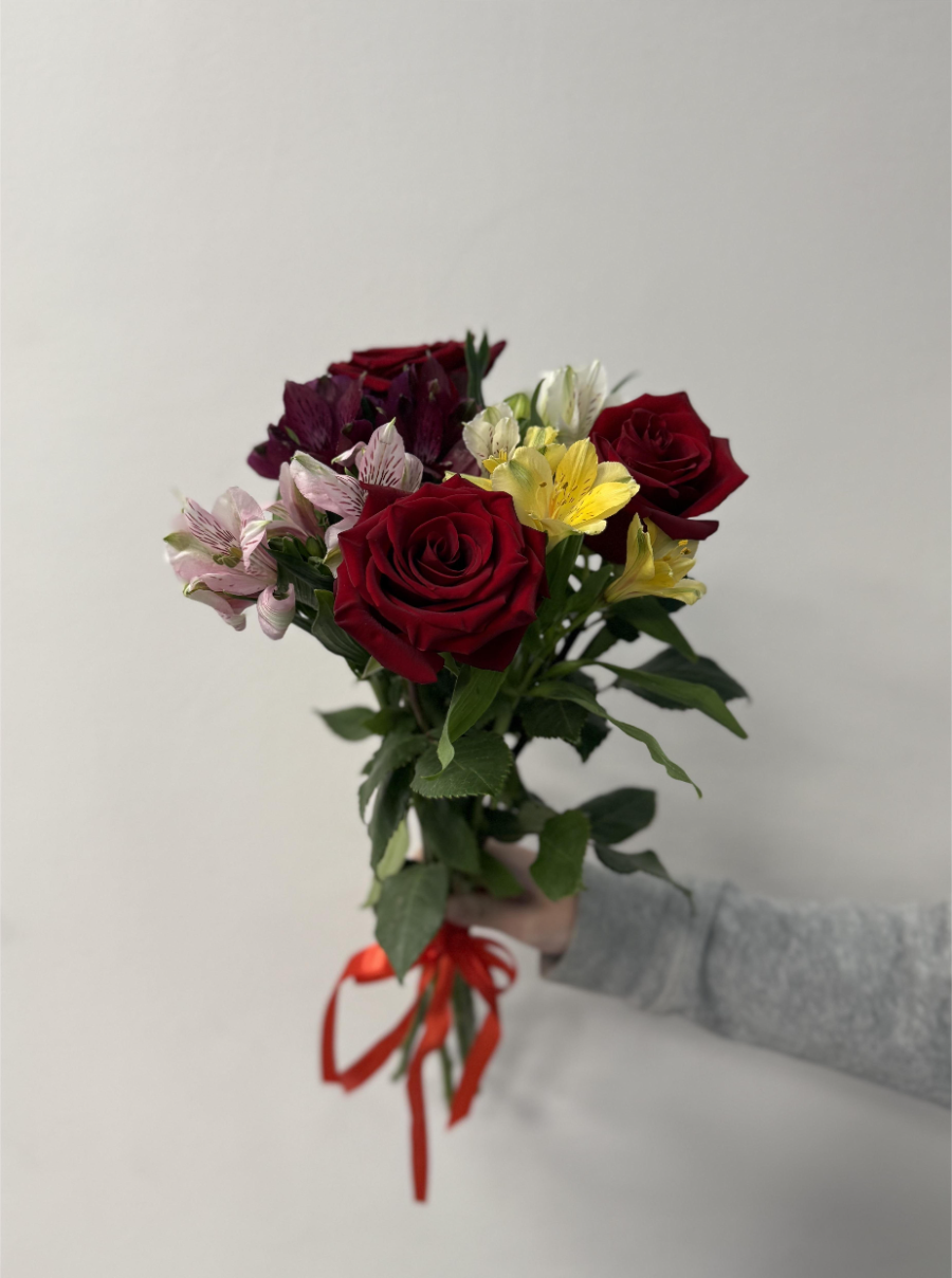 Букет из 4 альстромерий микс и 3 красных роз под ленту, сборный букет, 50 см | Турбофлора