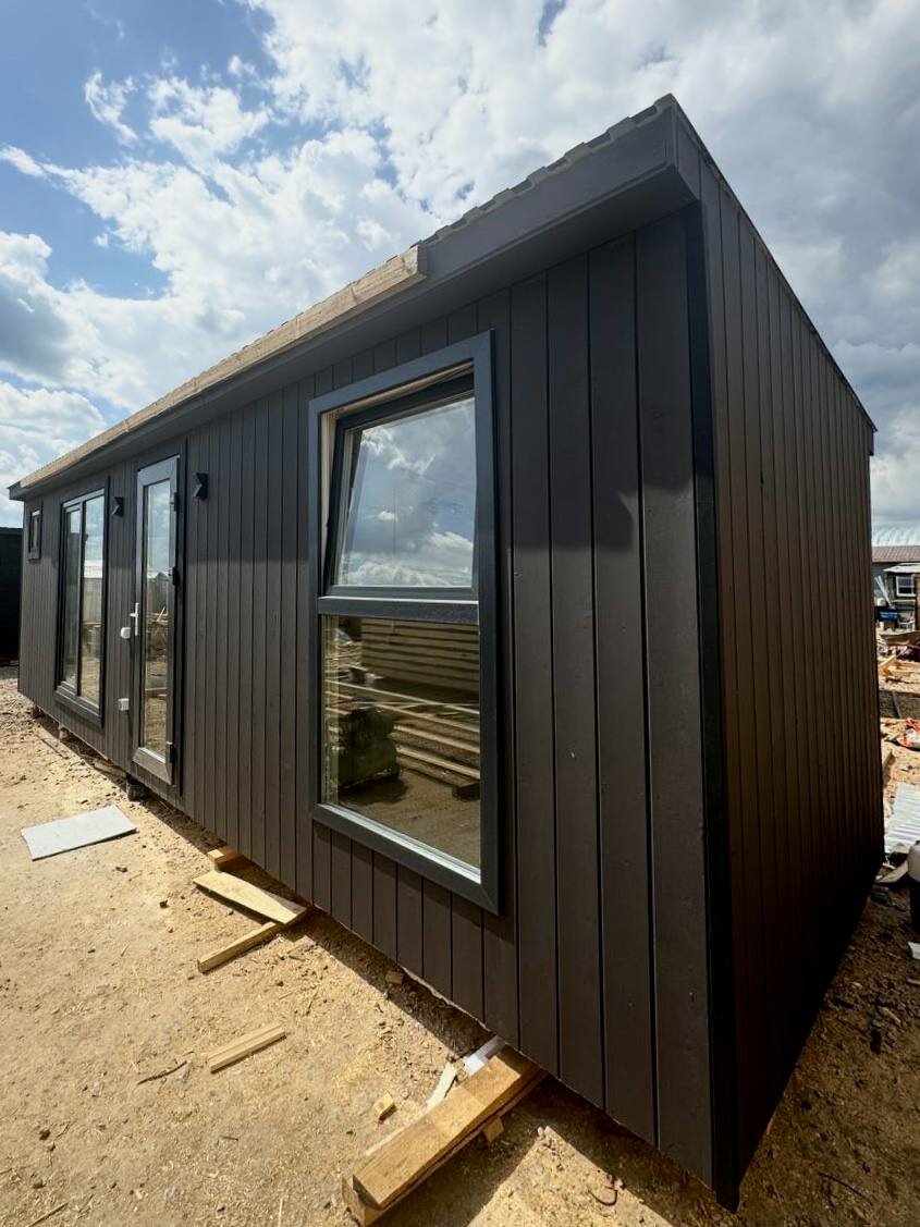 Бытовка дачная, 7000x2300 см, с покраской деревянная, с панорамными окнами