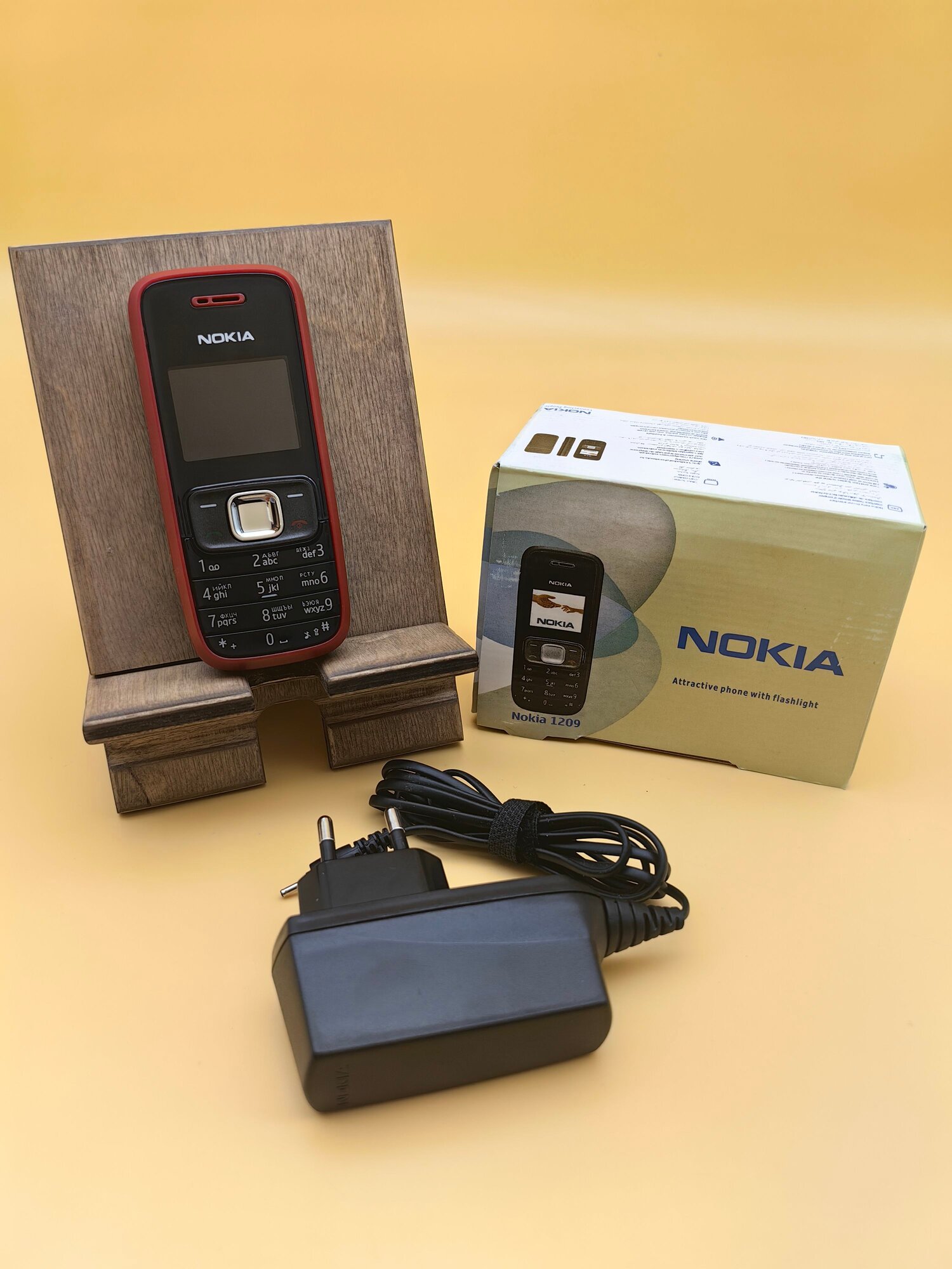 Мобильный раритетный кнопочный телефон Nokia 1209, Красный, черный.