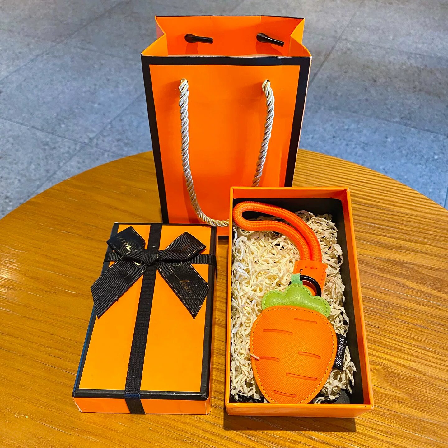 2025 Новый кожаный брелок для ключей в виде морковки, креативный мультяшный брелок для рюкзака, милый брелок. Кожаный